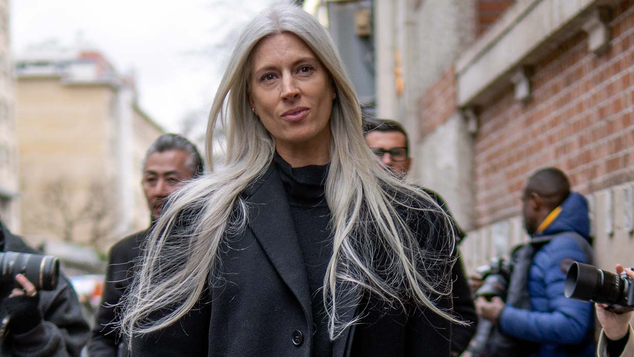 Tendenze capelli donna 2023. Il grey blending è antiaging