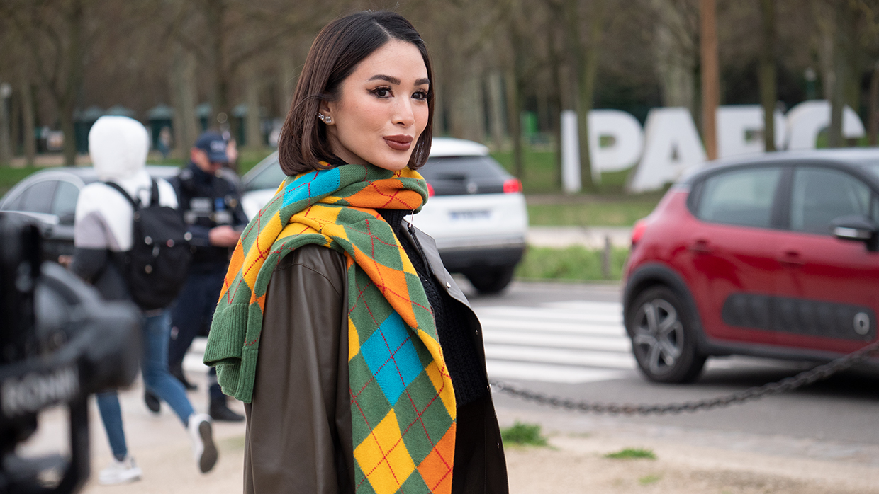 Non serve più la sciarpa con questa tendenza moda per la primavera 2024