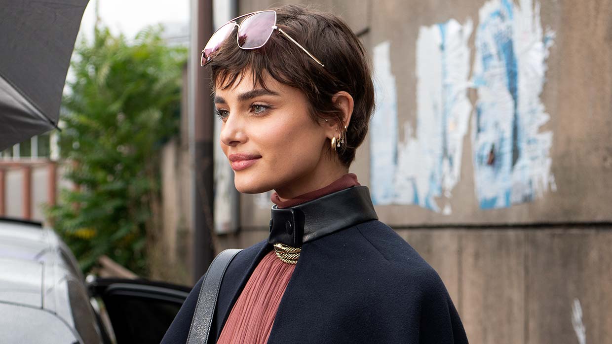 La top model Taylor Hill e il suo taglio di capelli corto